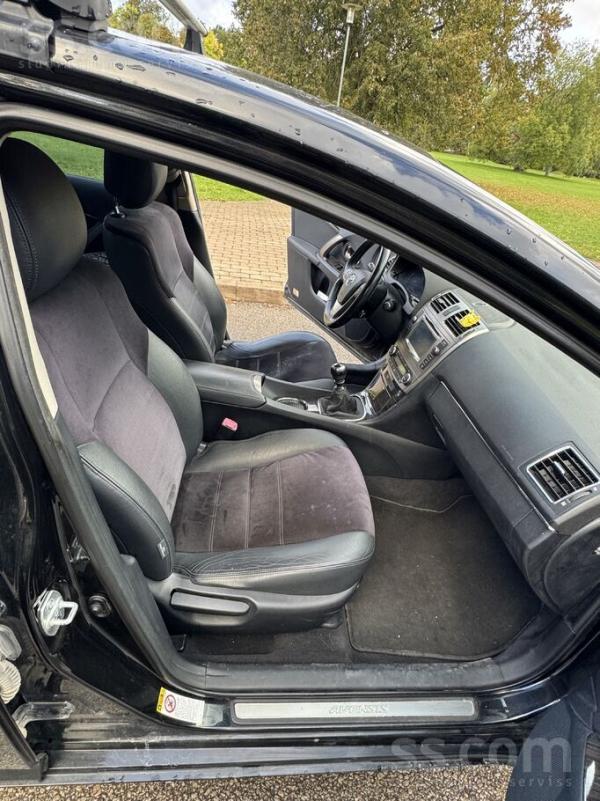 Black Toyota Avensis 2012 in Riga, with an engine capacity of 2.00 L and mileage of 264 thousand km for 4200 €, photo 7 on AUTOMOTO.COM.LV