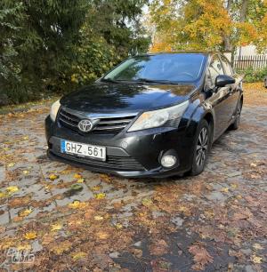 Melns Toyota Avensis 2013 Viļņa, ar dzinēja tilpumu 1.90 L un nobraukumu 362 tūkst. km par 4500 €, foto  vietnē AUTOMOTO.COM.LV