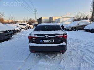Black Toyota Avensis 2015 in Riga, with an engine capacity of 2.00 L and mileage of 309 thousand km for 9490 €, photo 7 on AUTOMOTO.COM.LV