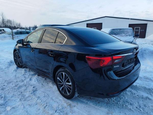Black Toyota Avensis 2015 in Utena, with an engine capacity of 1.80 L and mileage of 227 thousand km for 10200 €, photo 2 on AUTOMOTO.COM.LV
