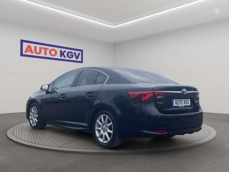 Black Toyota Avensis 2015 in Vilnius, with an engine capacity of 1.80 L and mileage of 340 thousand km for 9499 €, photo 4 on AUTOMOTO.COM.LV