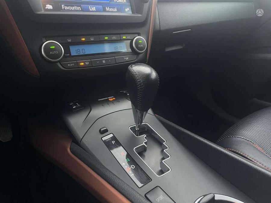 Black Toyota Avensis 2015 in Vilnius, with an engine capacity of 1.80 L and mileage of 340 thousand km for 9499 €, photo 18 on AUTOMOTO.COM.LV