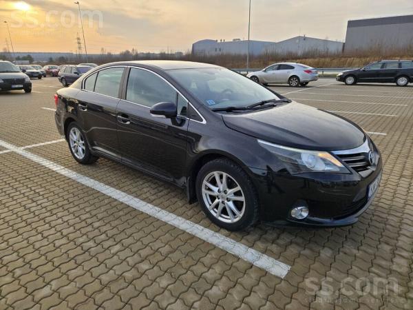 Black Toyota Avensis 2015 in Riga, with an engine capacity of 1.80 L and mileage of 176 thousand km for 8900 €, photo 3 on AUTOMOTO.COM.LV