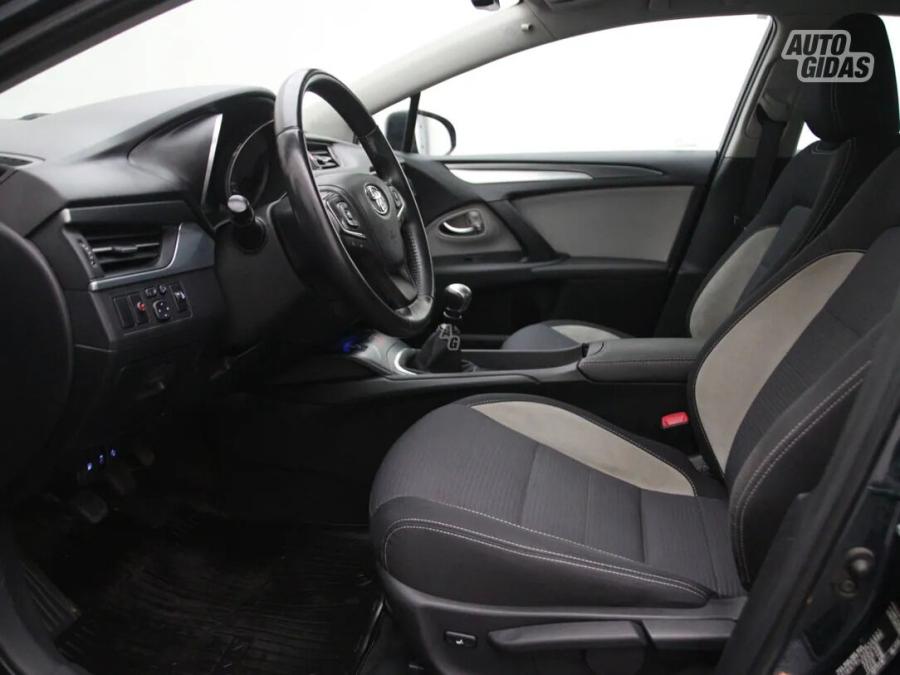 Black Toyota Avensis 2016 in Vilnius, with an engine capacity of 1.80 L and mileage of 150 thousand km for 10999 €, photo 5 on AUTOMOTO.COM.LV