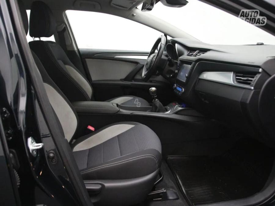 Black Toyota Avensis 2016 in Vilnius, with an engine capacity of 1.80 L and mileage of 150 thousand km for 10999 €, photo 15 on AUTOMOTO.COM.LV