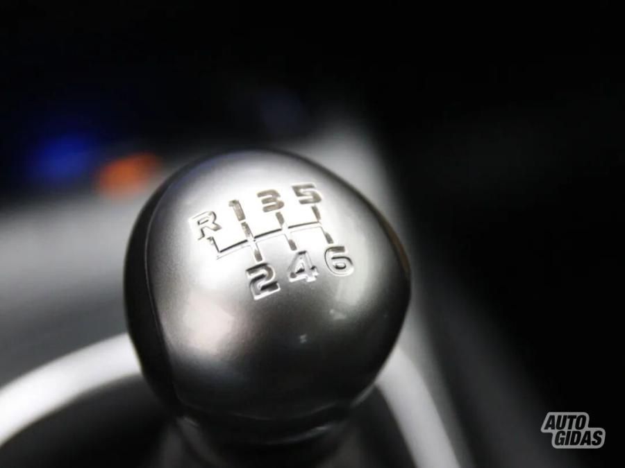 Black Toyota Avensis 2016 in Vilnius, with an engine capacity of 1.80 L and mileage of 150 thousand km for 10999 €, photo 28 on AUTOMOTO.COM.LV