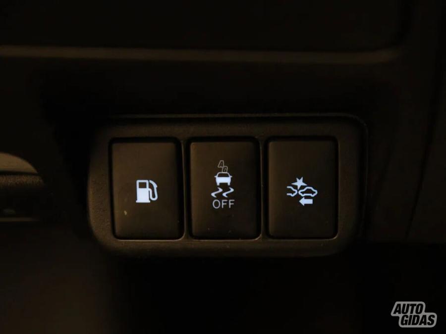 Black Toyota Avensis 2016 in Vilnius, with an engine capacity of 1.80 L and mileage of 150 thousand km for 10999 €, photo 31 on AUTOMOTO.COM.LV