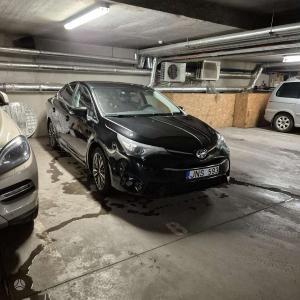 Black Toyota Avensis 2017 in Klaipeda, with an engine capacity of 1.80 L and mileage of 109 thousand km for 12500 €, photo  on AUTOMOTO.COM.LV