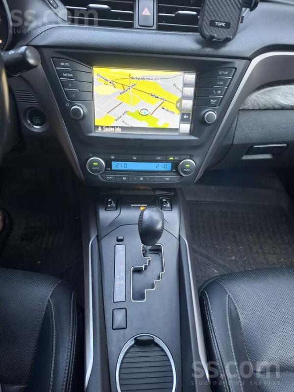 Black Toyota Avensis 2017 in Riga, with an engine capacity of 2.00 L and mileage of 200 thousand km for 11100 €, photo 7 on AUTOMOTO.COM.LV