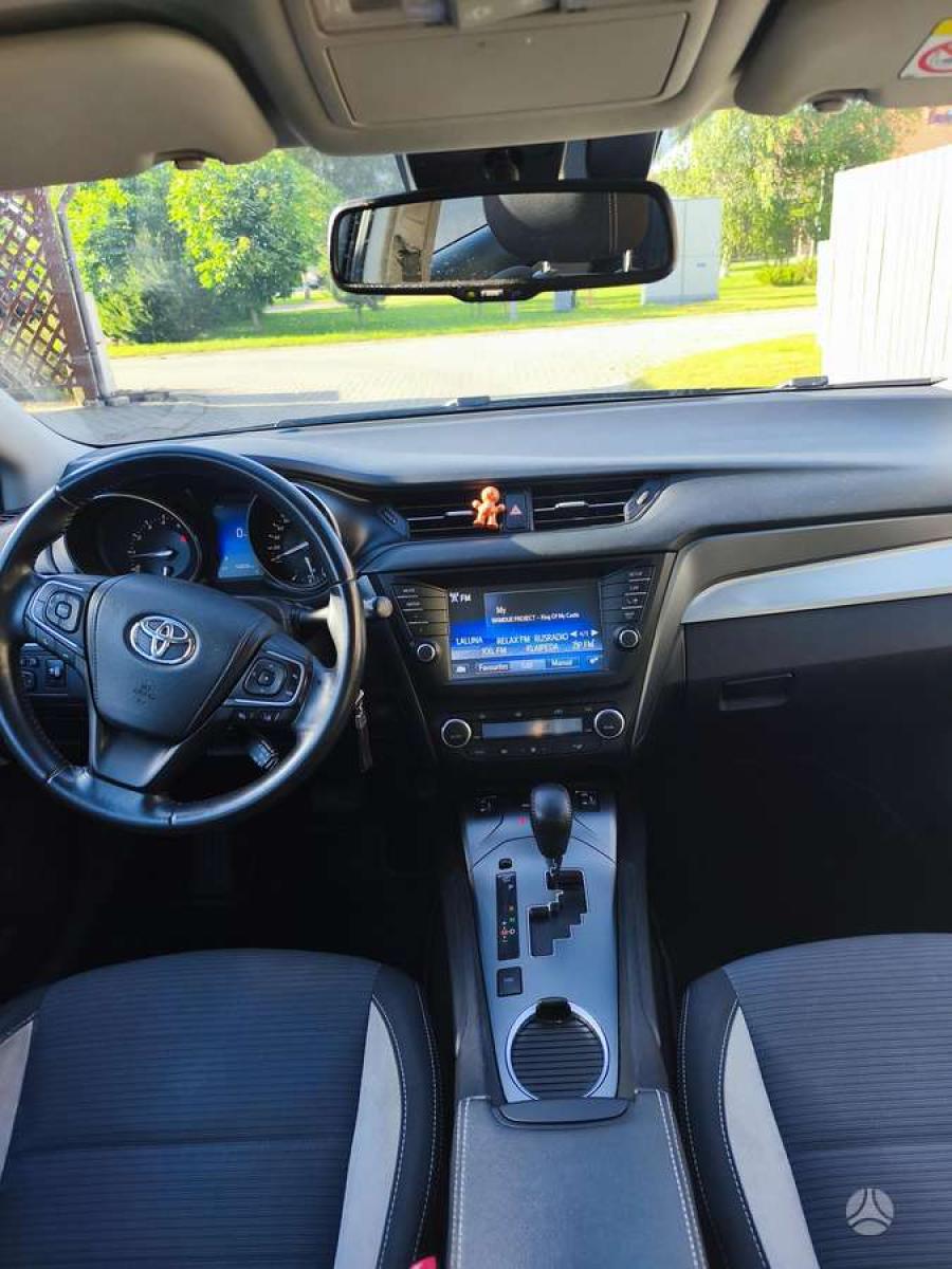 Black Toyota Avensis 2018 in Klaipeda, with an engine capacity of 1.80 L and mileage of 104 thousand km for 12500 €, photo 7 on AUTOMOTO.COM.LV