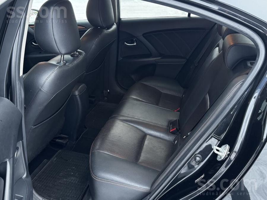 Black Toyota Avensis 2019 in Riga, with an engine capacity of 1.80 L and mileage of 150 thousand km for 13900 €, photo 10 on AUTOMOTO.COM.LV