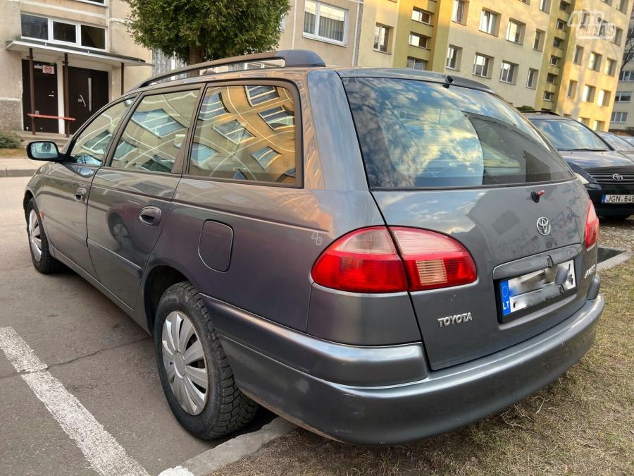 Black Toyota Avensis 2001 in Vilnius, with an engine capacity of 1.80 L and mileage of 200 thousand km for 1690 €, photo 1 on AUTOMOTO.COM.LV