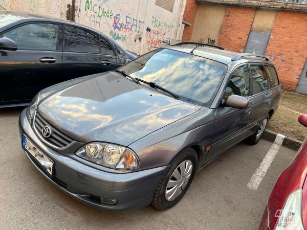 Black Toyota Avensis 2001 in Vilnius, with an engine capacity of 1.80 L and mileage of 200 thousand km for 1690 €, photo 2 on AUTOMOTO.COM.LV