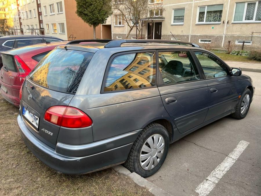 Black Toyota Avensis 2001 in Vilnius, with an engine capacity of 1.80 L and mileage of 200 thousand km for 1690 €, photo 5 on AUTOMOTO.COM.LV