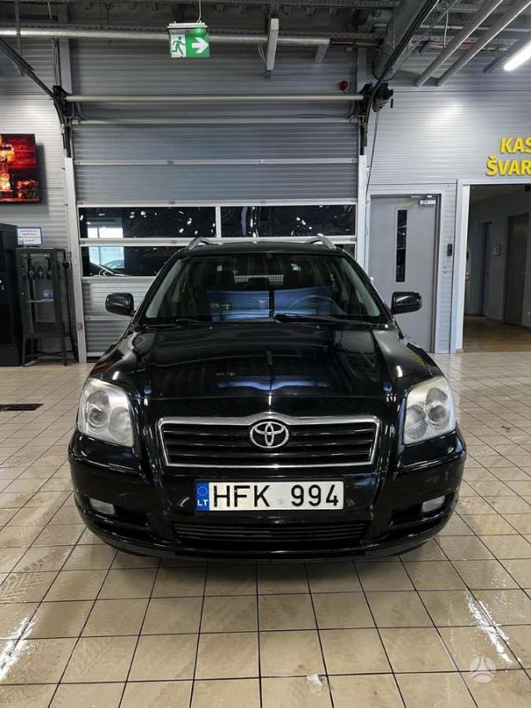 Black Toyota Avensis 2004 in Vilnius, with an engine capacity of 1.79 L and mileage of 395 thousand km for 1650 €, photo 3 on AUTOMOTO.COM.LV