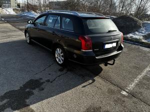 Black Toyota Avensis 2004 in Vilnius, with an engine capacity of 2.00 L and mileage of 207 thousand km for 1750 €, photo 3 on AUTOMOTO.COM.LV