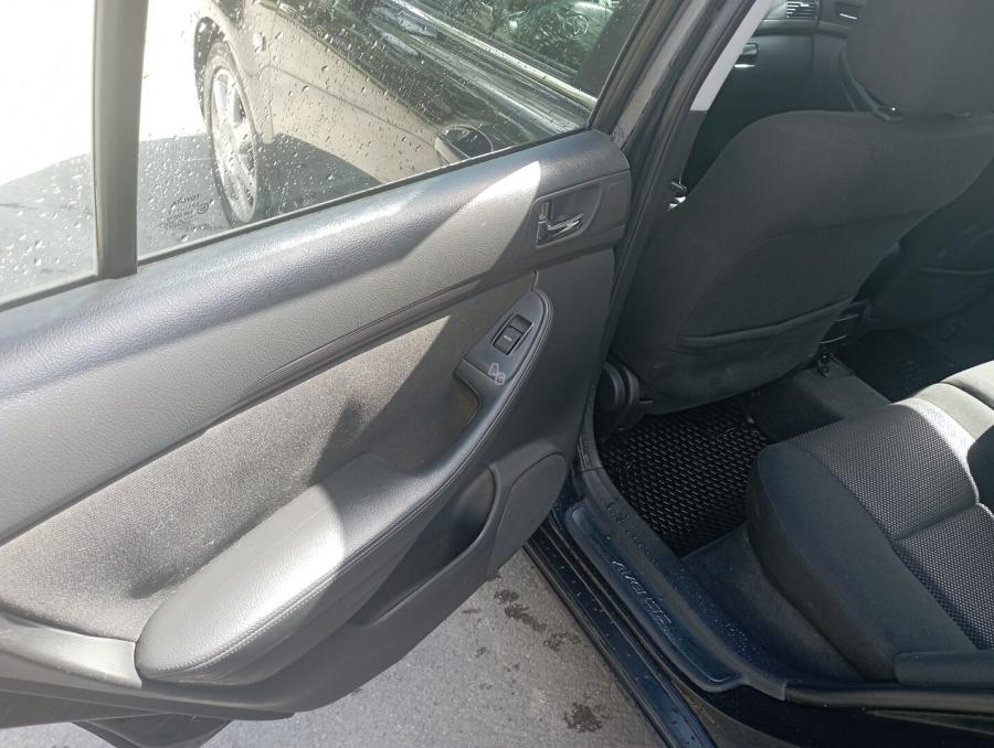 Black Toyota Avensis 2004 in Vilnius, with an engine capacity of 2.00 L and mileage of 315 thousand km for 1600 €, photo 16 on AUTOMOTO.COM.LV