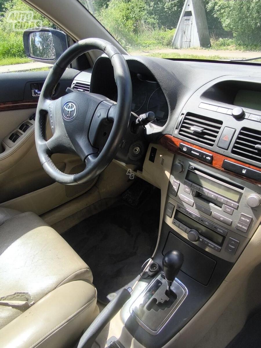 Black Toyota Avensis 2004 in Panevezys, with an engine capacity of 2.00 L and mileage of 220 thousand km for 1600 €, photo 11 on AUTOMOTO.COM.LV
