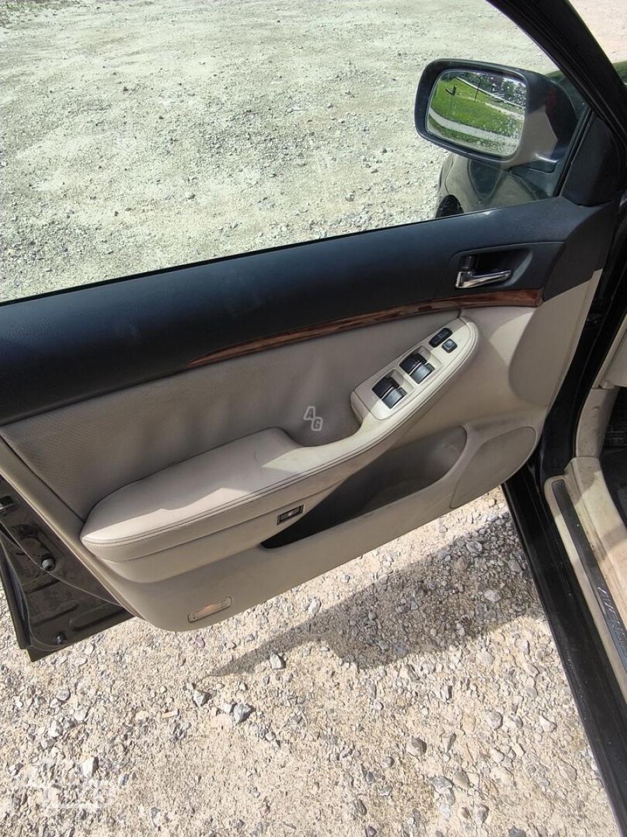 Black Toyota Avensis 2004 in Panevezys, with an engine capacity of 2.00 L and mileage of 220 thousand km for 1600 €, photo 12 on AUTOMOTO.COM.LV