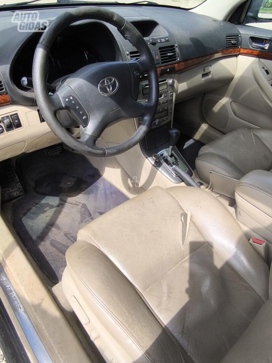 Black Toyota Avensis 2004 in Panevezys, with an engine capacity of 2.00 L and mileage of 220 thousand km for 1600 €, photo 13 on AUTOMOTO.COM.LV