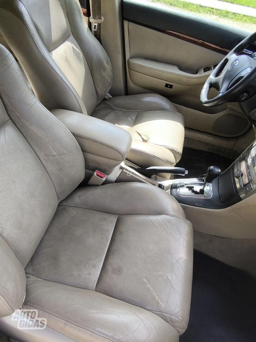Black Toyota Avensis 2004 in Panevezys, with an engine capacity of 2.00 L and mileage of 220 thousand km for 1600 €, photo 15 on AUTOMOTO.COM.LV