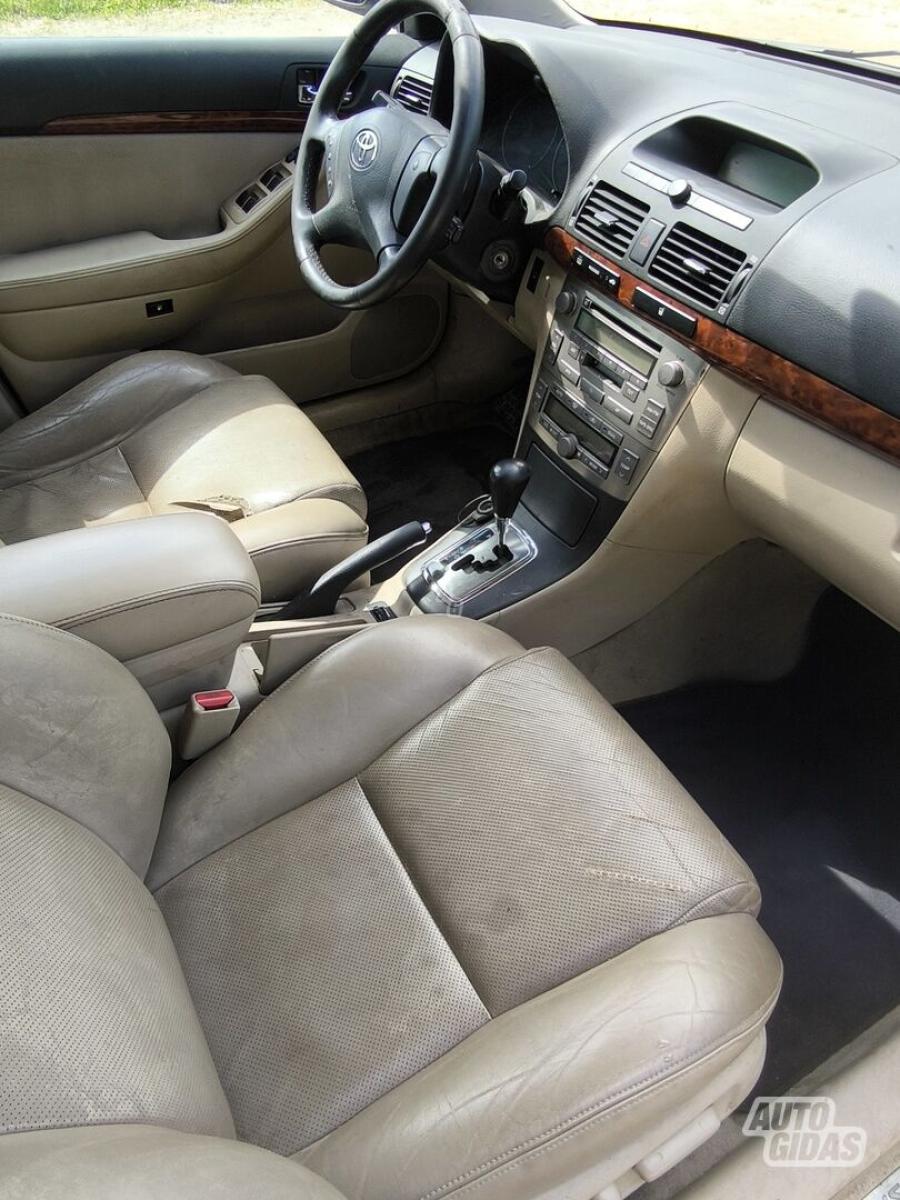 Black Toyota Avensis 2004 in Panevezys, with an engine capacity of 2.00 L and mileage of 220 thousand km for 1600 €, photo 16 on AUTOMOTO.COM.LV