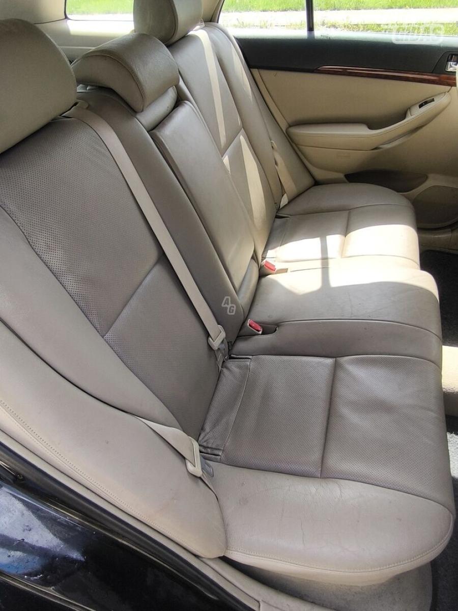 Black Toyota Avensis 2004 in Panevezys, with an engine capacity of 2.00 L and mileage of 220 thousand km for 1600 €, photo 18 on AUTOMOTO.COM.LV