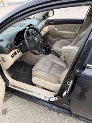 Black Toyota Avensis 2004 in Taurage, with an engine capacity of 2.00 L and mileage of 306 thousand km for 1555 €, photo 4 on AUTOMOTO.COM.LV