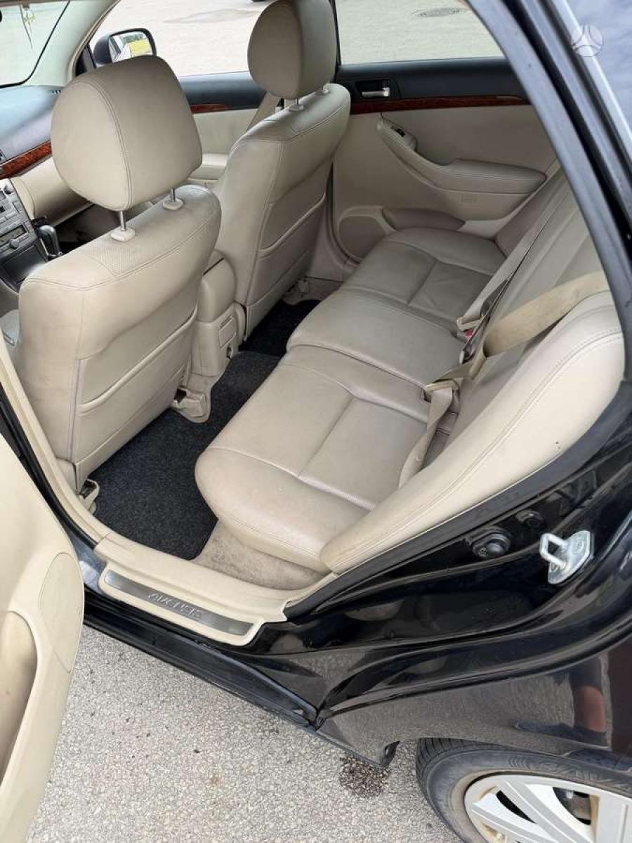 Black Toyota Avensis 2004 in Taurage, with an engine capacity of 2.00 L and mileage of 306 thousand km for 1555 €, photo 12 on AUTOMOTO.COM.LV