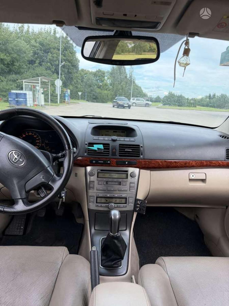 Black Toyota Avensis 2004 in Taurage, with an engine capacity of 2.00 L and mileage of 306 thousand km for 1555 €, photo 13 on AUTOMOTO.COM.LV