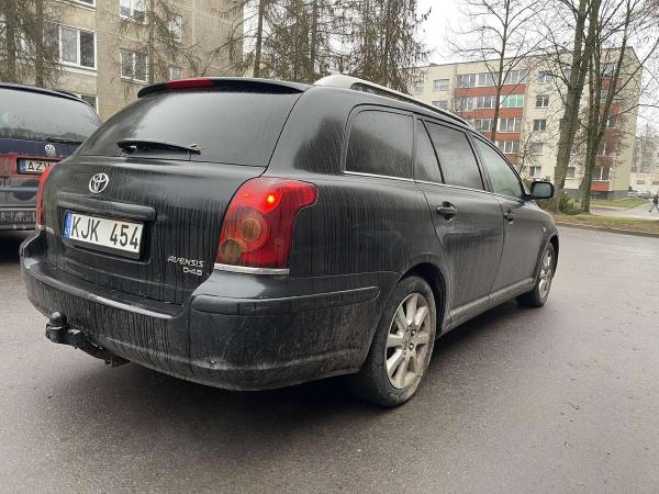 Black Toyota Avensis 2005 in Utena, with an engine capacity of 2.23 L and mileage of 400 thousand km for 750 €, photo 6 on AUTOMOTO.COM.LV