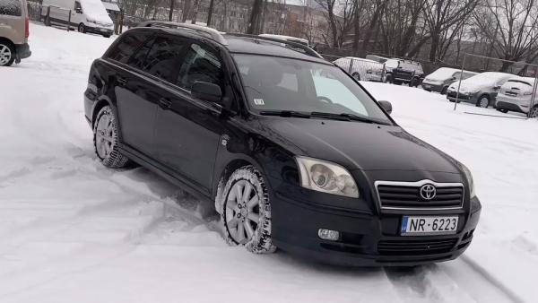 Black Toyota Avensis 2005 in Riga, with an engine capacity of 2.20 L and mileage of 325 thousand km for 2500 €, photo 1 on AUTOMOTO.COM.LV