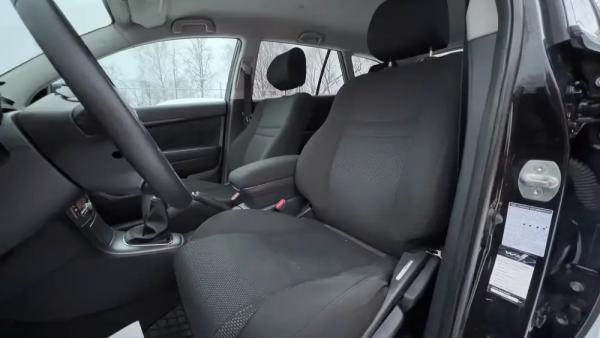 Black Toyota Avensis 2005 in Riga, with an engine capacity of 2.20 L and mileage of 325 thousand km for 2500 €, photo 9 on AUTOMOTO.COM.LV