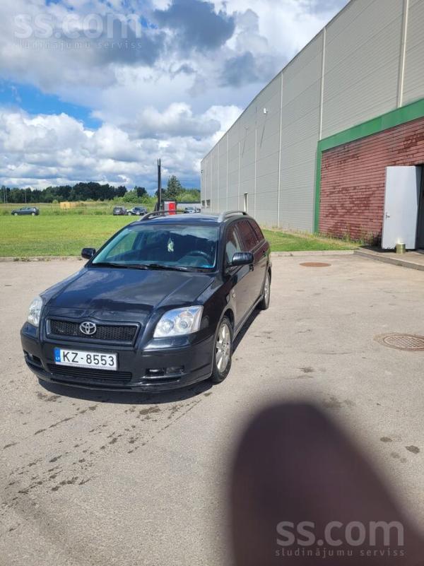 Black Toyota Avensis 2005 in Tukums, with an engine capacity of 2.20 L and mileage of 374 thousand km for 900 €, photo 1 on AUTOMOTO.COM.LV