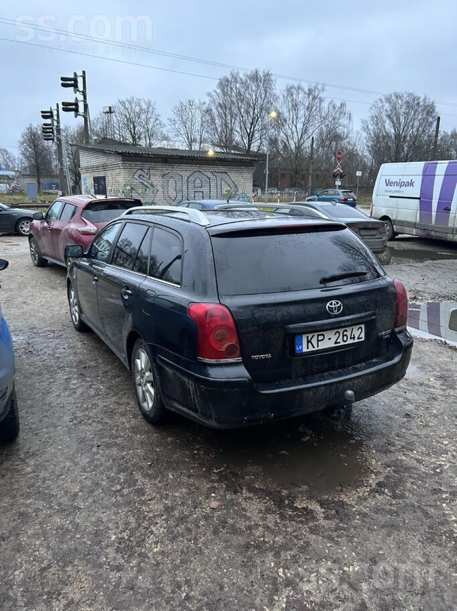 Black Toyota Avensis 2006 in Riga, with an engine capacity of 2.20 L and mileage of 295 thousand km for 2000 €, photo 3 on AUTOMOTO.COM.LV