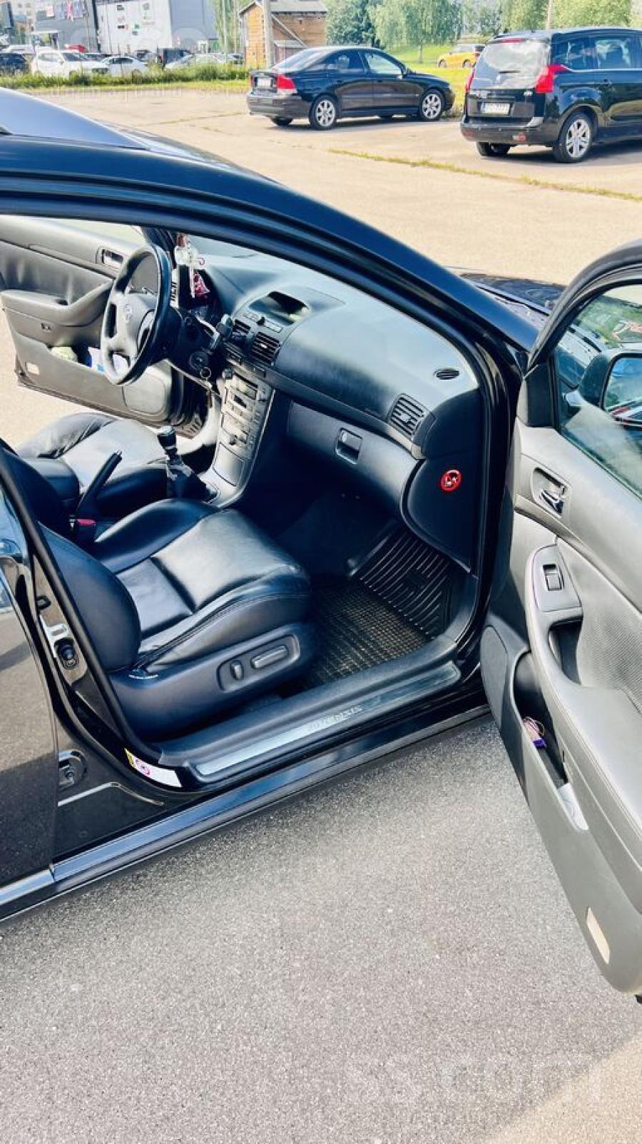 Black Toyota Avensis 2006 in Riga, with an engine capacity of 2.20 L and mileage of 310 thousand km for 1500 €, photo 8 on AUTOMOTO.COM.LV