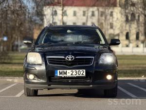 Melns Toyota Avensis 2007 Rīga, ar dzinēja tilpumu 2.00 L un nobraukumu 353 tūkst. km par 2300 €, foto  vietnē AUTOMOTO.COM.LV