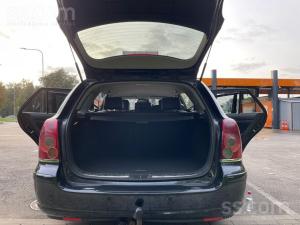 Melns Toyota Avensis 2007 Rīga, ar dzinēja tilpumu 2.20 L un nobraukumu 340 tūkst. km par 650 €, foto  vietnē AUTOMOTO.COM.LV