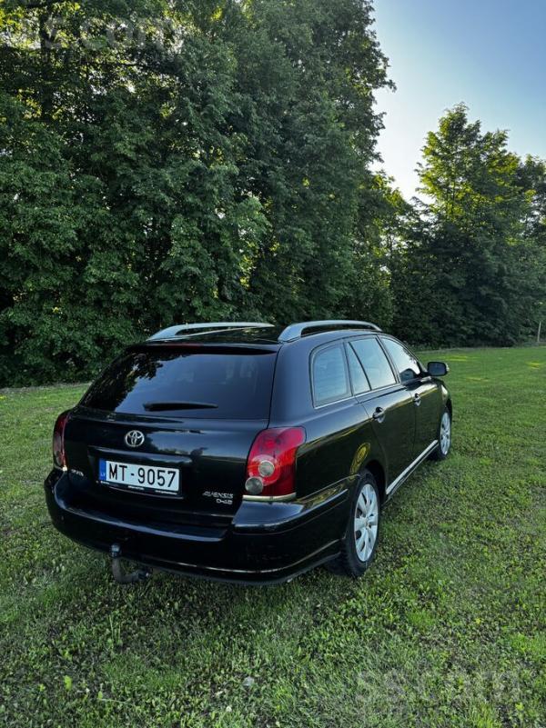 Black Toyota Avensis 2008 in Riga, with an engine capacity of 2.20 L and mileage of 262 thousand km for 1800 €, photo 1 on AUTOMOTO.COM.LV