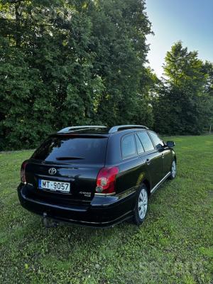 Melns Toyota Avensis 2008 Rīga, ar dzinēja tilpumu 2.20 L un nobraukumu 262 tūkst. km par 1800 €, foto  vietnē AUTOMOTO.COM.LV
