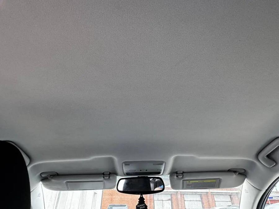Black Toyota Avensis 2008 in Daugavpils, with an engine capacity of 2.00 L and mileage of 297 thousand km for 2600 €, photo 25 on AUTOMOTO.COM.LV