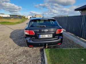 Black Toyota Avensis 2009 in Panevezys, with an engine capacity of 2.00 L and mileage of 351 thousand km for 2799 €, photo 4 on AUTOMOTO.COM.LV