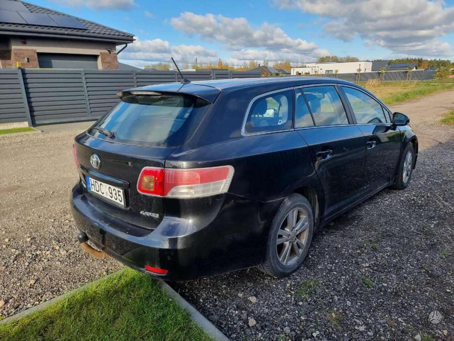 Black Toyota Avensis 2009 in Panevezys, with an engine capacity of 2.00 L and mileage of 351 thousand km for 2799 €, photo 5 on AUTOMOTO.COM.LV