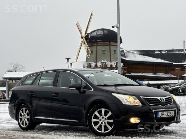 Black Toyota Avensis 2009 in Riga, with an engine capacity of 2.20 L and mileage of 320 thousand km for 2800 €, photo 4 on AUTOMOTO.COM.LV