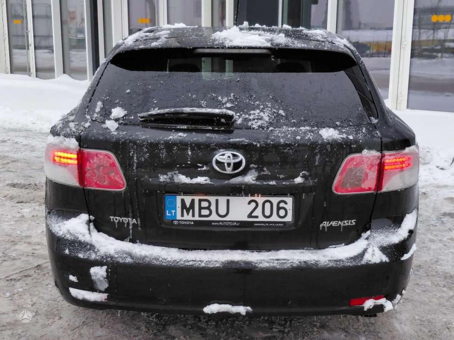 Black Toyota Avensis 2009 in Vilnius, with an engine capacity of 2.23 L and mileage of 440 thousand km for 3300 €, photo 5 on AUTOMOTO.COM.LV