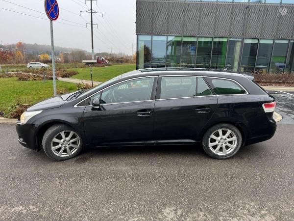 Black Toyota Avensis 2009 in Vilnius, with an engine capacity of 2.23 L and mileage of 330 thousand km for 3250 €, photo 2 on AUTOMOTO.COM.LV