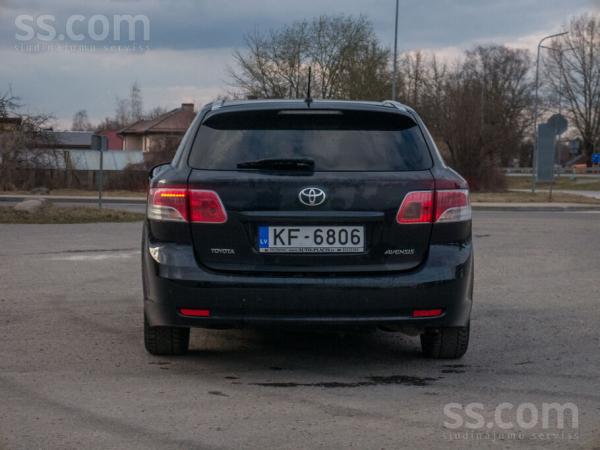 Black Toyota Avensis 2009 in Riga, with an engine capacity of 2.20 L and mileage of 336 thousand km for 3800 €, photo 4 on AUTOMOTO.COM.LV