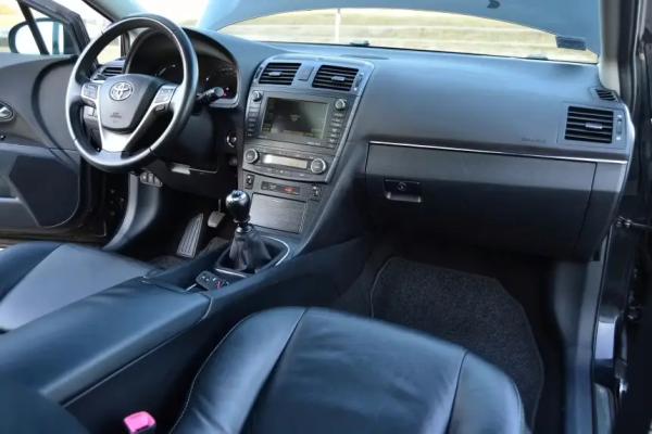 Black Toyota Avensis 2009 in Jekabpils, with an engine capacity of 2.20 L and mileage of 233 thousand km for 6600 €, photo 9 on AUTOMOTO.COM.LV