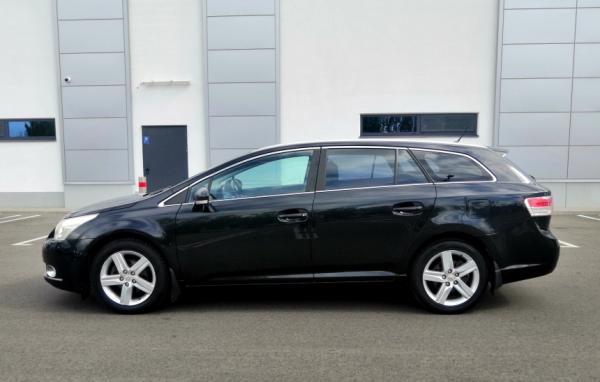 Black Toyota Avensis 2009 in Riga, with an engine capacity of 2.00 L and mileage of 350 thousand km for 3350 €, photo 4 on AUTOMOTO.COM.LV