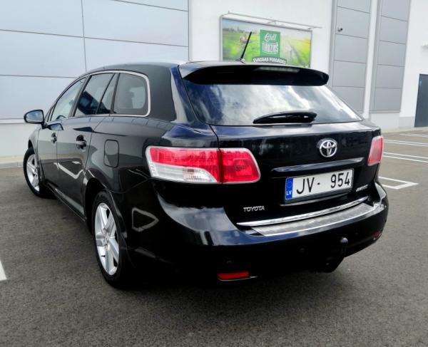 Black Toyota Avensis 2009 in Riga, with an engine capacity of 2.00 L and mileage of 350 thousand km for 3350 €, photo 5 on AUTOMOTO.COM.LV